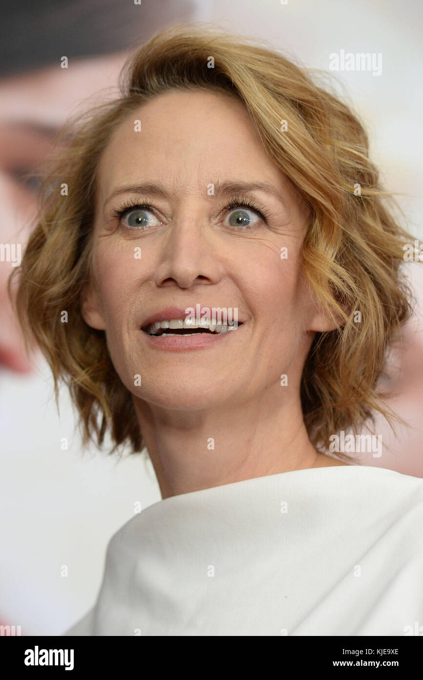 Janet Mcteer's Instagram, Twitter & Facebook on IDCrawl