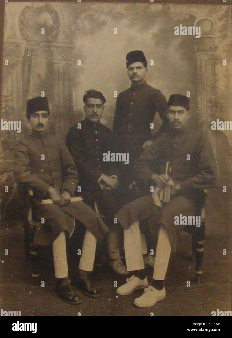 In 1930s group men hi-res stock photography and images - Alamy