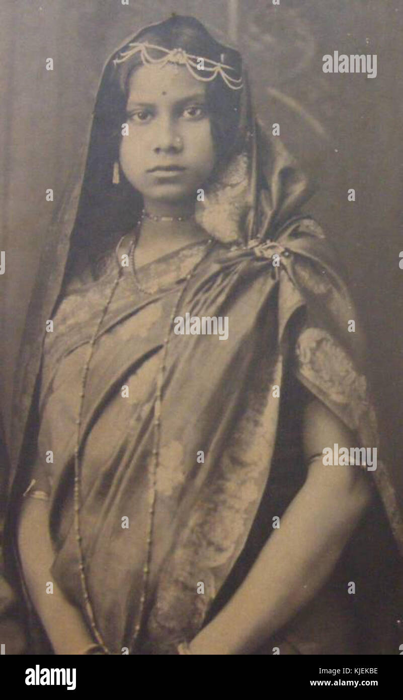 Indian woman sari 1930s hi-res stock photography and images - Alamy