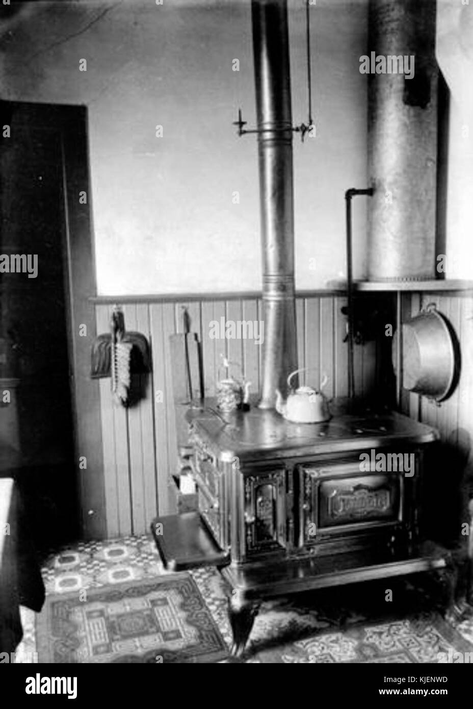 Cast iron stove hi-res stock photography and images - Alamy
