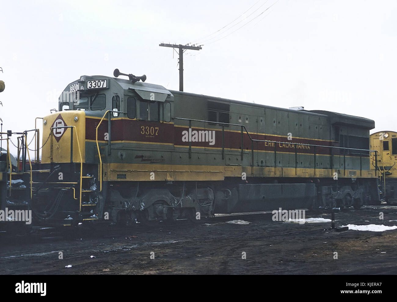 EL 3307 (U33C) at Hammond, IN yards on December 22, 1969 (22536380565 ...