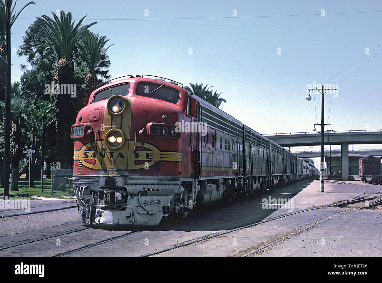 ATSF F7A 306L with Train 2, The San Francisco Chief arriving at ...