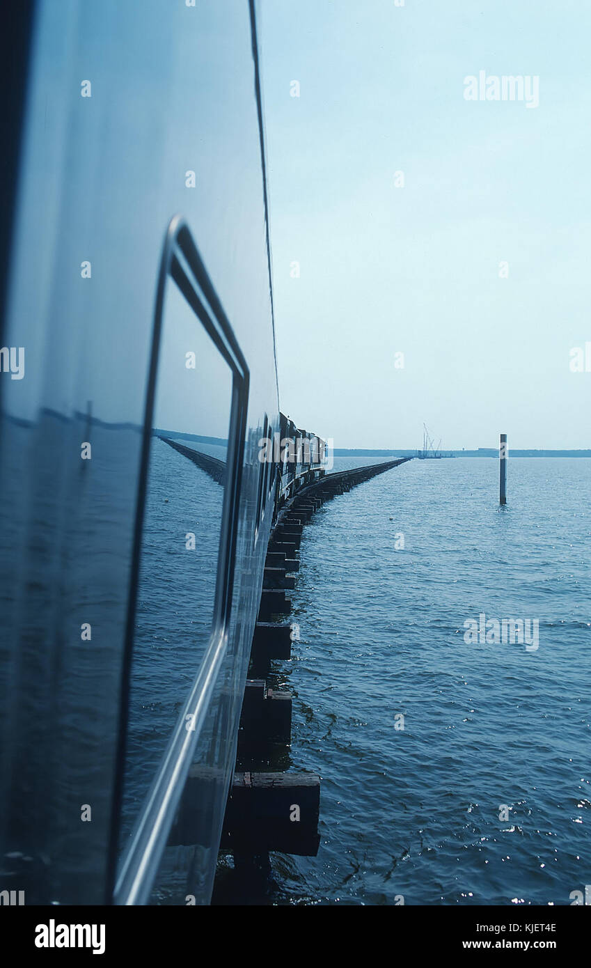 CSX Car 10 'West Virginia' on CSX Train 101 on the Escambia Bay Bridge ...