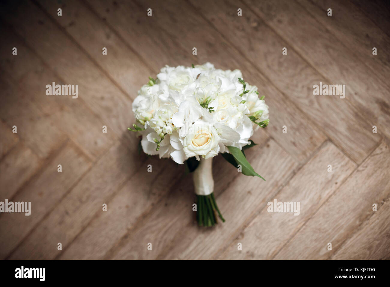 Bouquet of white roses on floor Stock Photo - Alamy