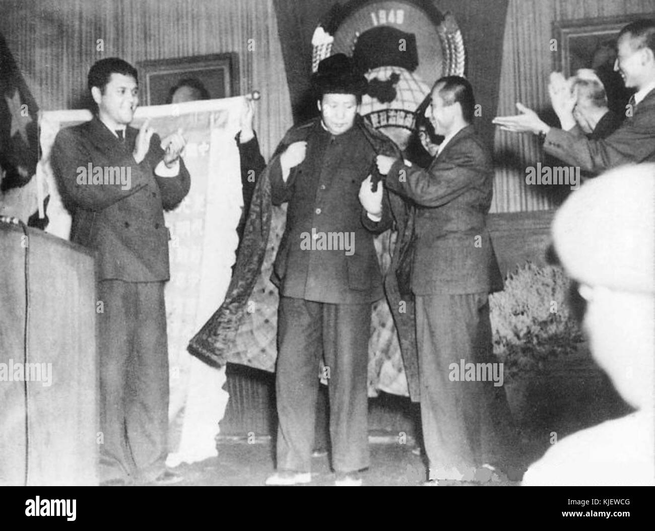 Saifuddin Azizi give Mao Zedong Uygur clothes Stock Photo - Alamy