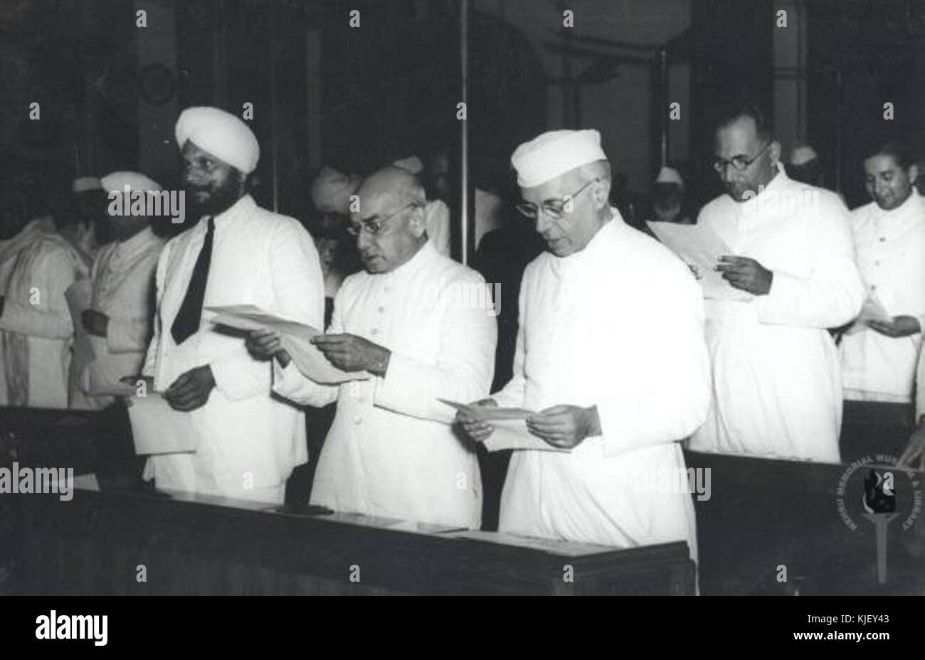 Jawaharal Nehru and other members taking pledge Stock Photo - Alamy