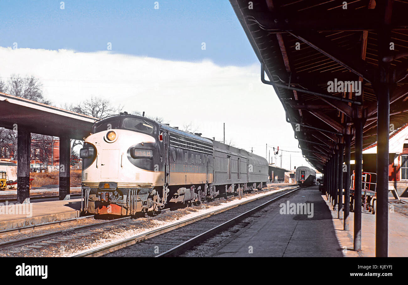 SOU FP7A 6148 with Train 28, The Carolina Special at Spartanburg, SC in ...