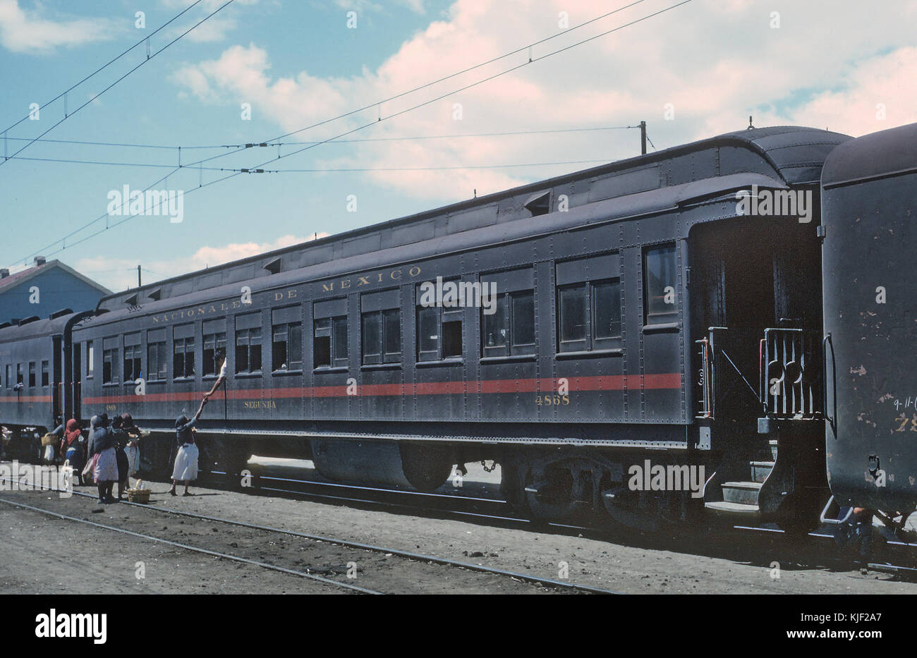 NdeM passenger train (27431492672 Stock Photo - Alamy