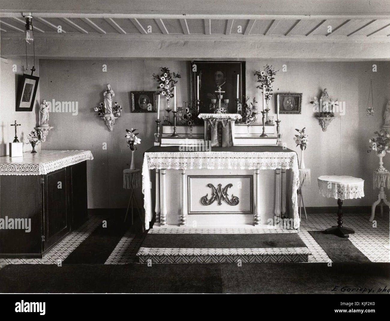 Maison Saint Gabriel autel Stock Photo - Alamy