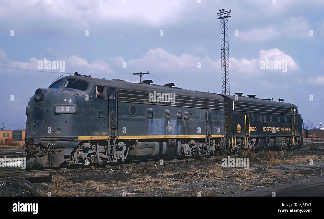 CNJ F7A 13 and N&W F7A 3690 ex Wabash at CNJ Communipaw Ave. Engine ...