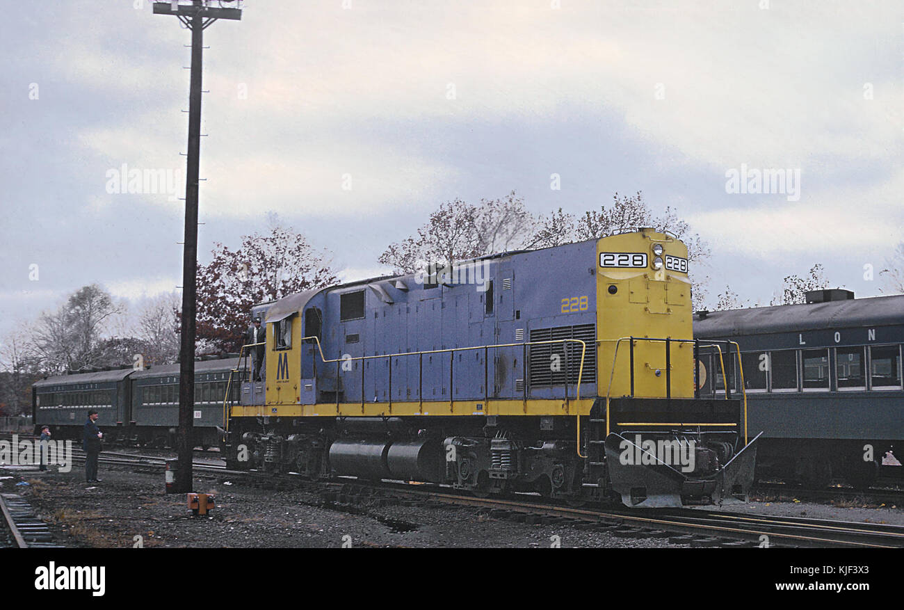 LIRR Alco Century 420 228 at Oyster Bay, N.Y. in new paint scheme on ...