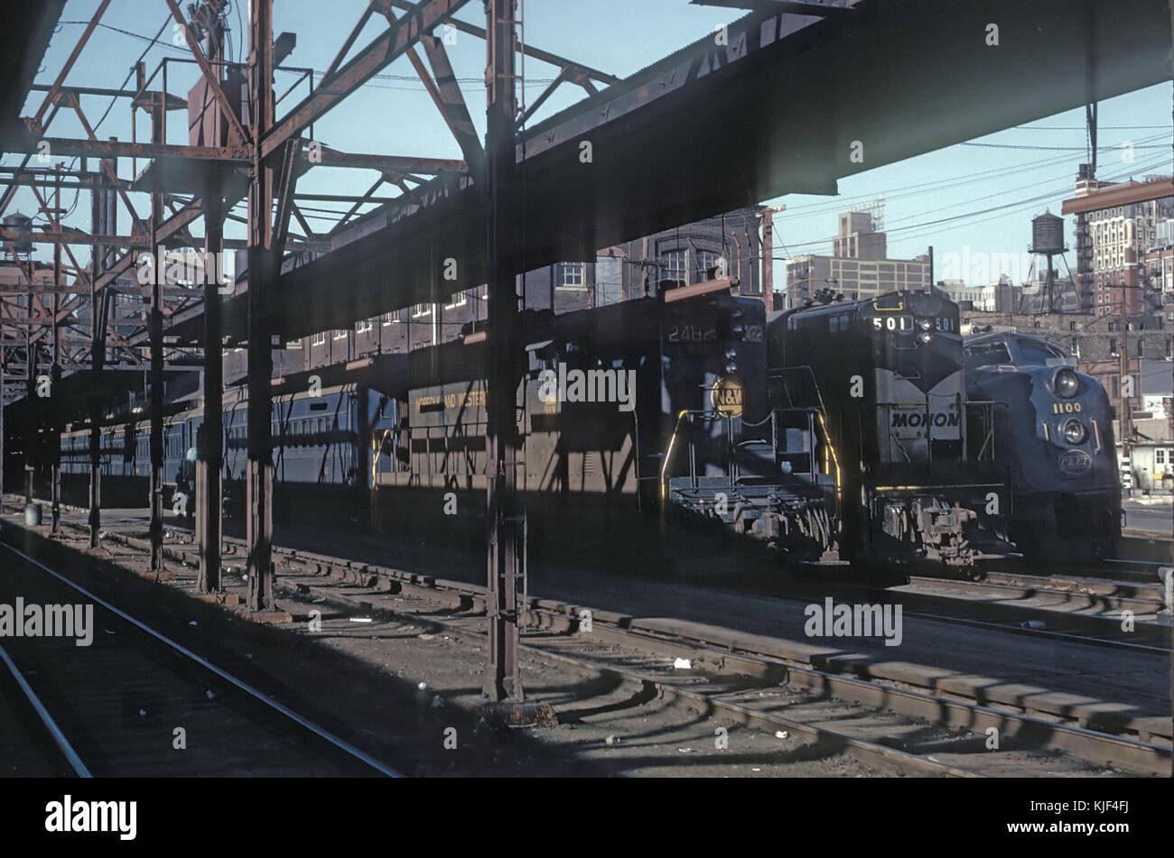 N&W 2482 (GP9) heading Train 113, The Orland Park Local standing next ...