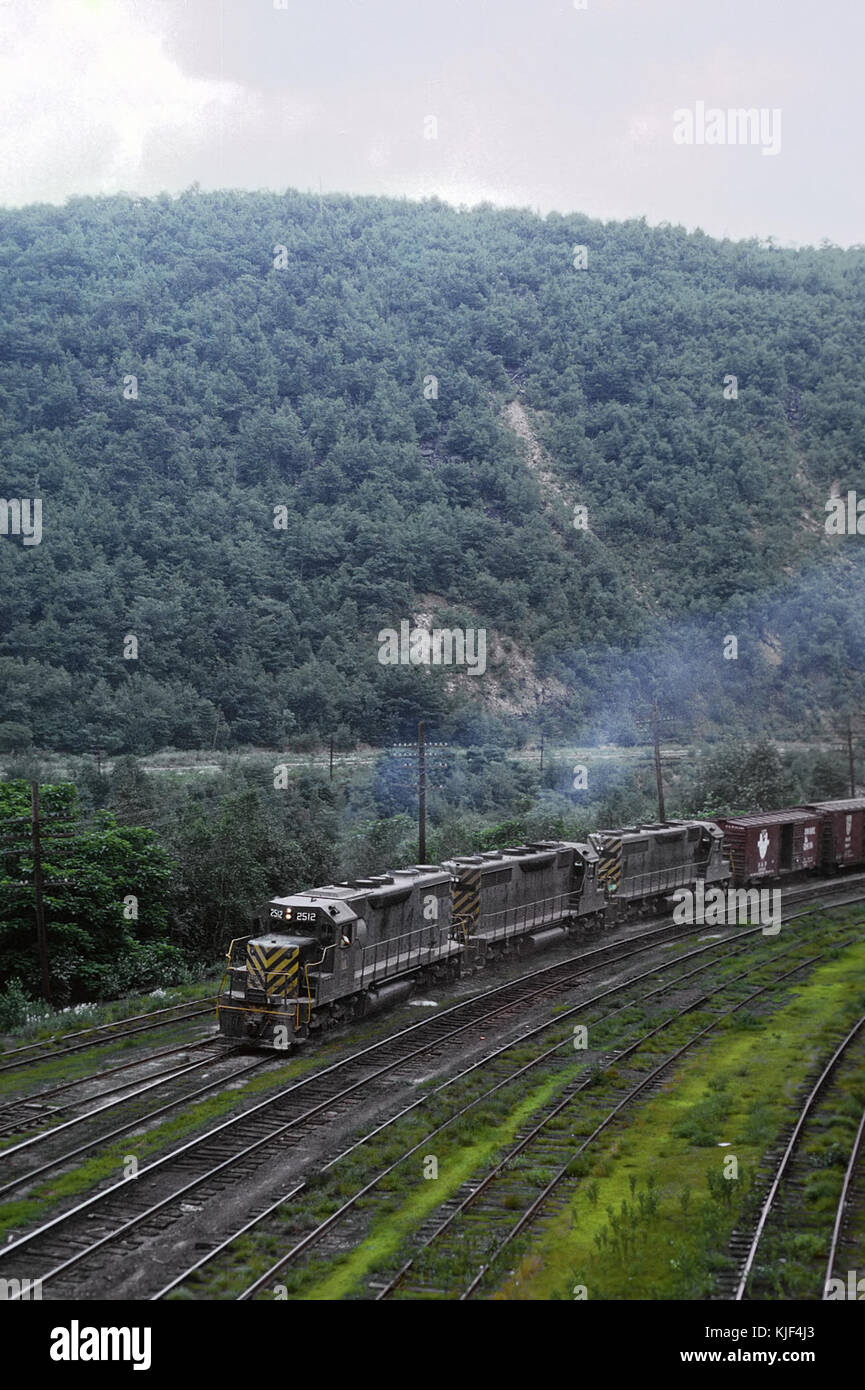 CNJ GP35 2512 at Jim Thrope, PA on July 12, 1970 (24031355934 Stock Photo - Alamy