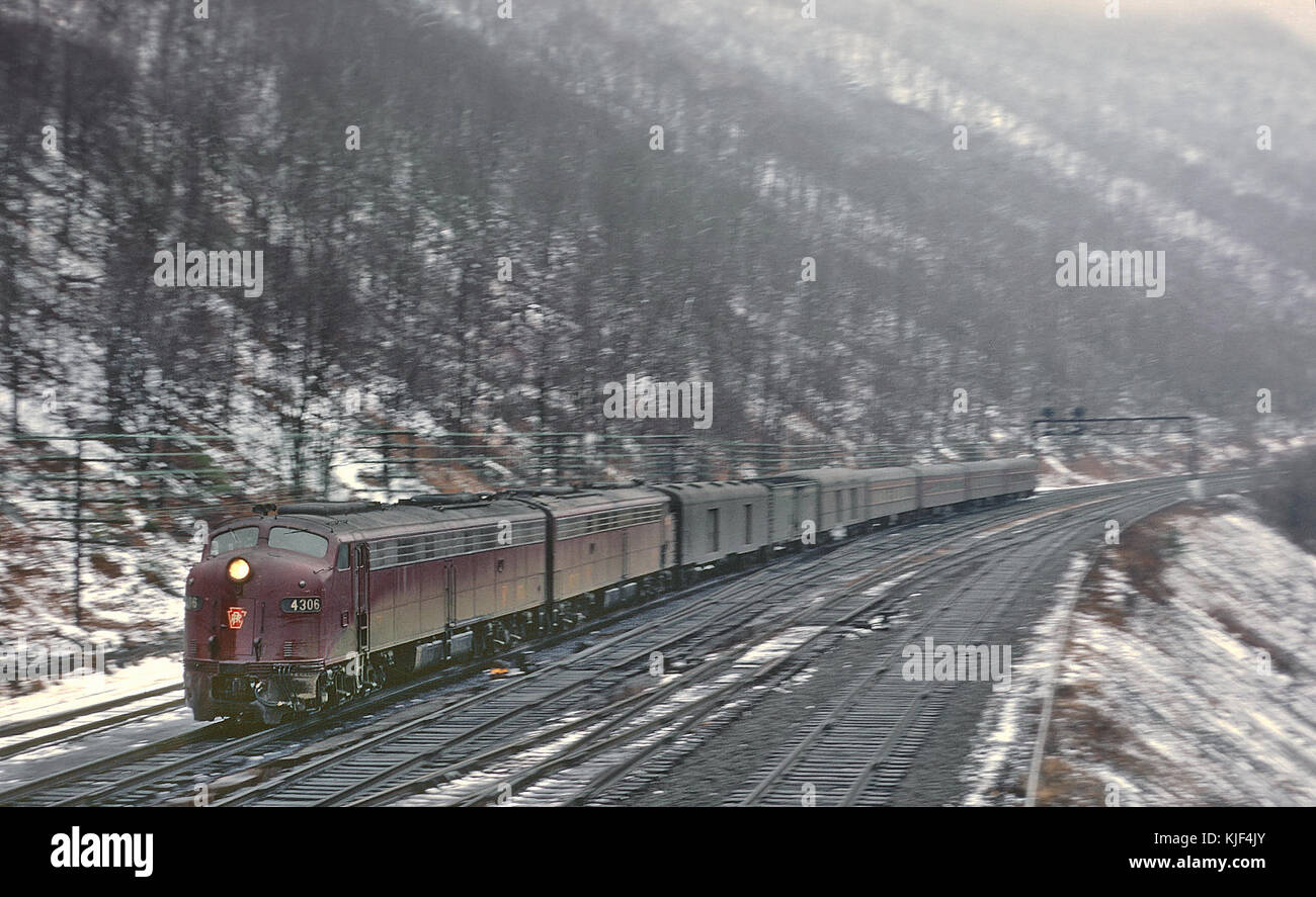 Penn Central E8A 4306 Train 16, The Duquesne, at Jacks Tower in Jacks ...
