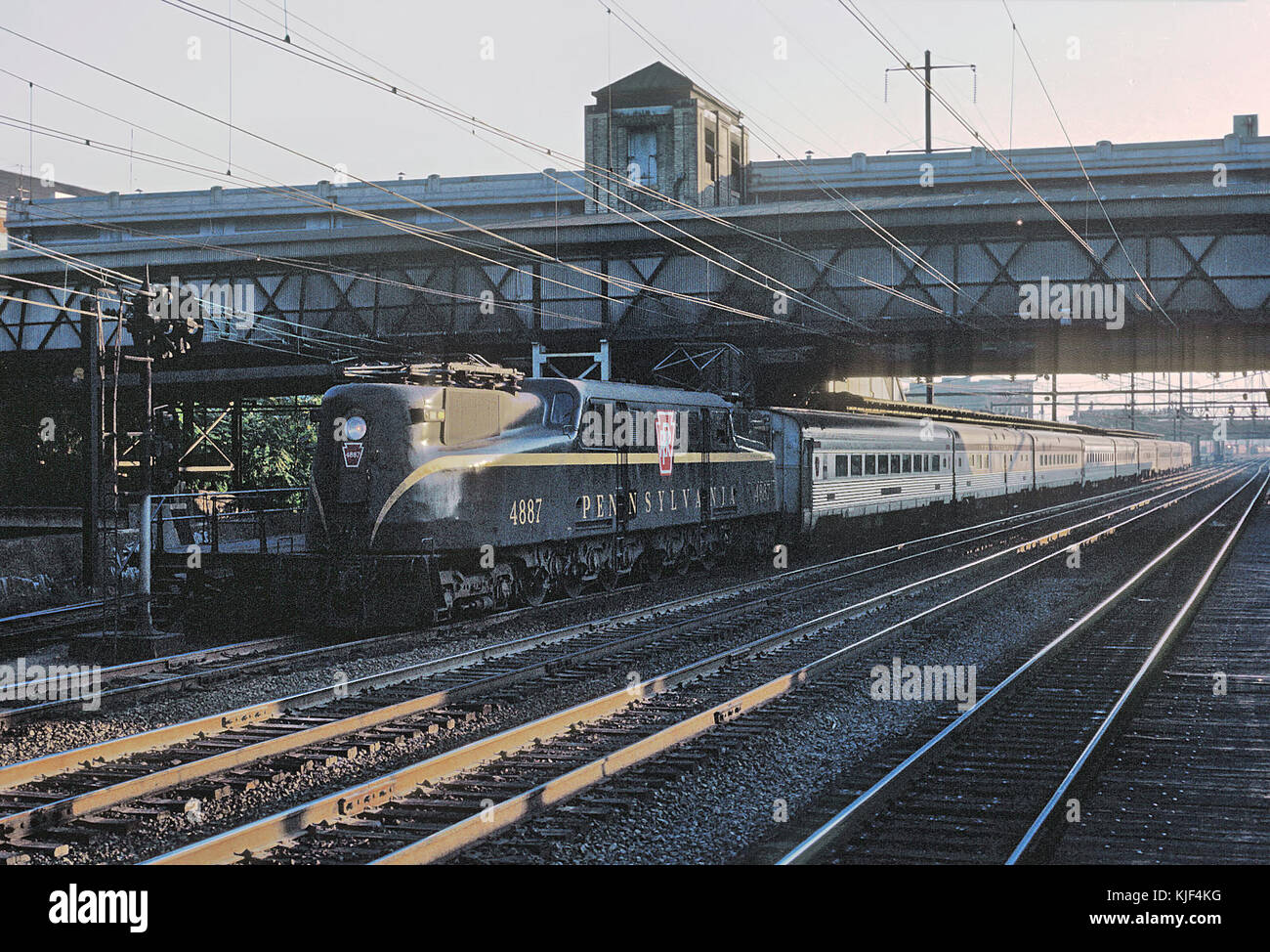 PRR GG1 4887 with Train 131, The Congressional, arriving at Trenton, NJ ...
