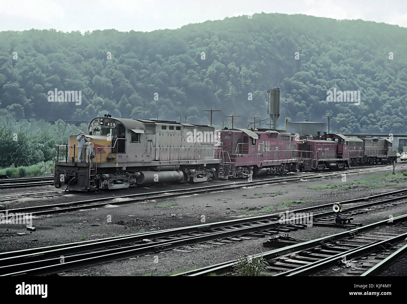 This image shows the Lehigh Valley Alco Century 424 409 locomotive at ...