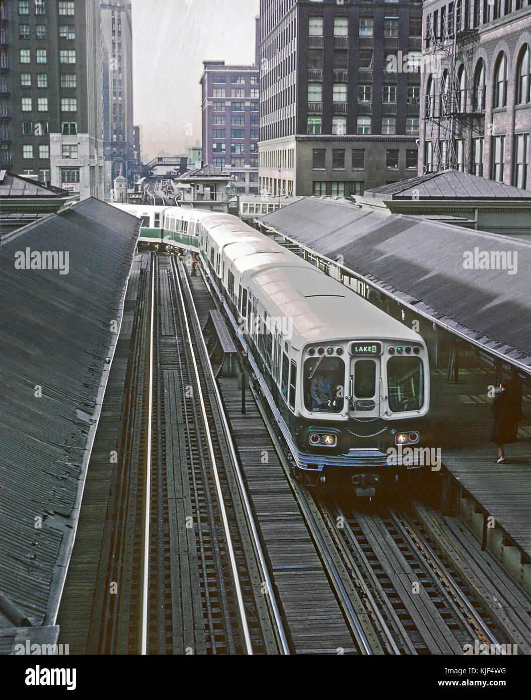 CTA Lake B Train turning onto inner Loop at Randolph and Wells station ...