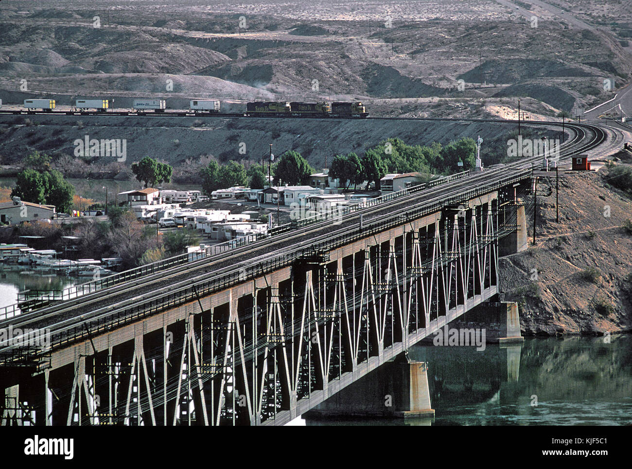 AT&SF freight and Bridge in January 1983 (28499212926 Stock Photo - Alamy
