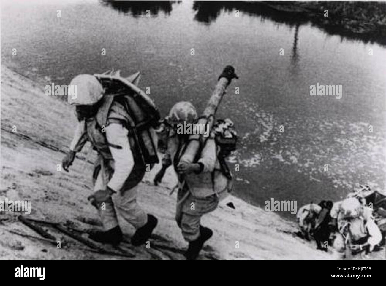 Soldiers climbing training hi-res stock photography and images - Alamy