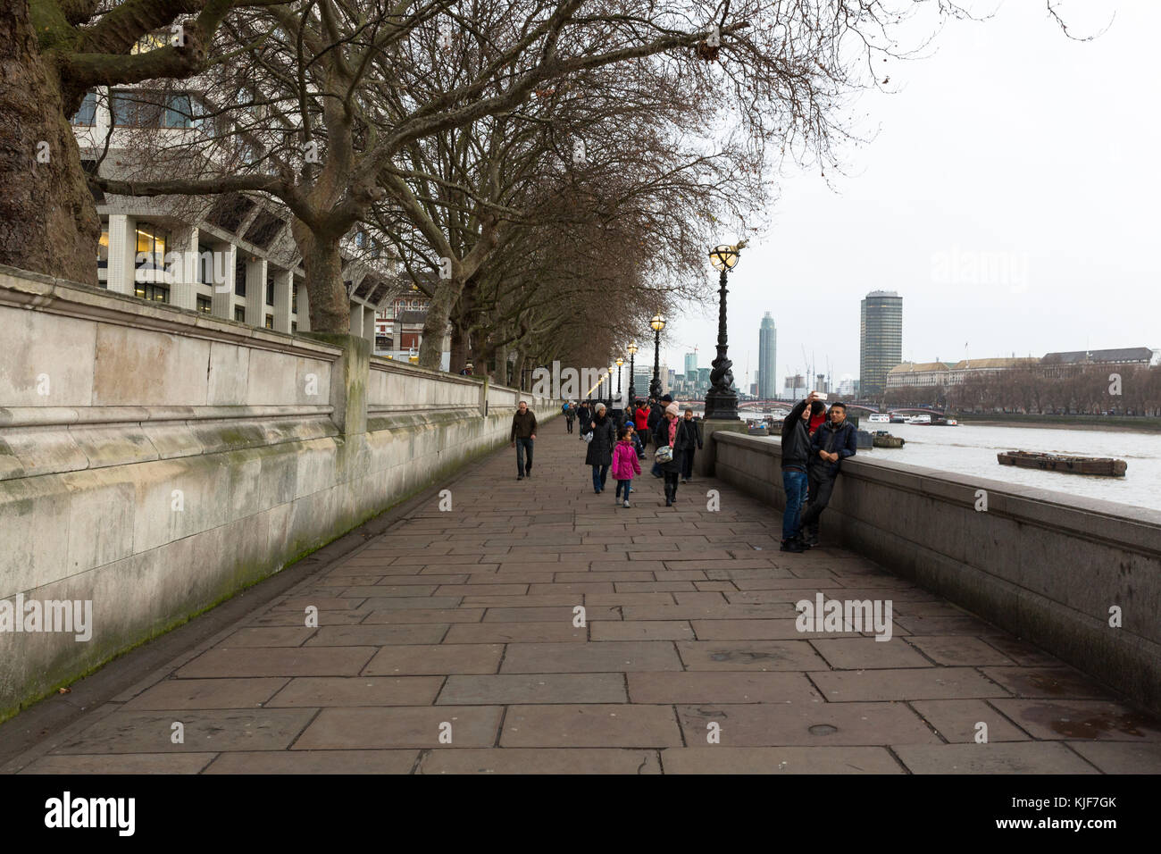 Thames pathway hi-res stock photography and images - Alamy