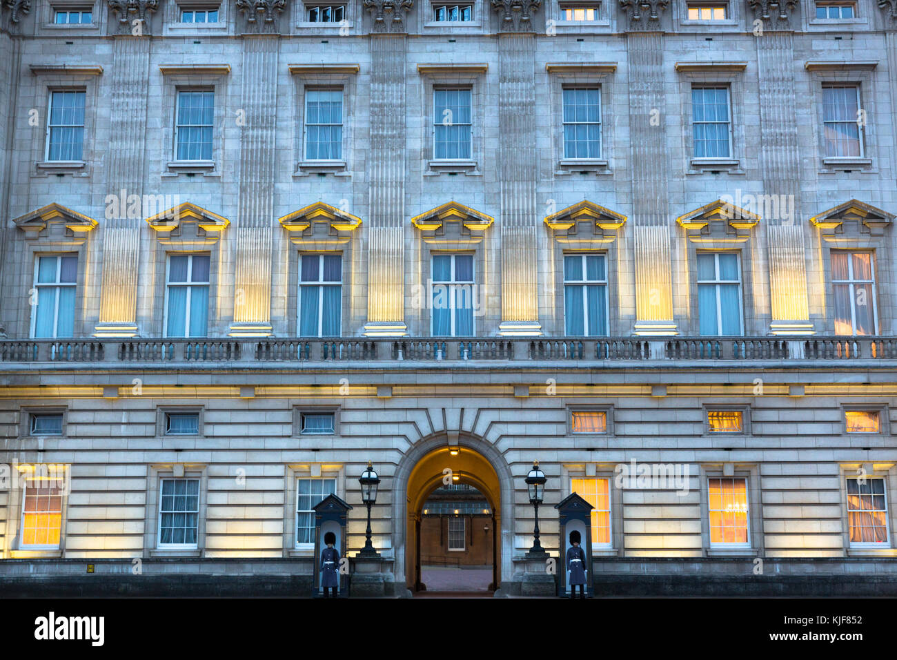 Buckingham palace facade hi-res stock photography and images - Alamy