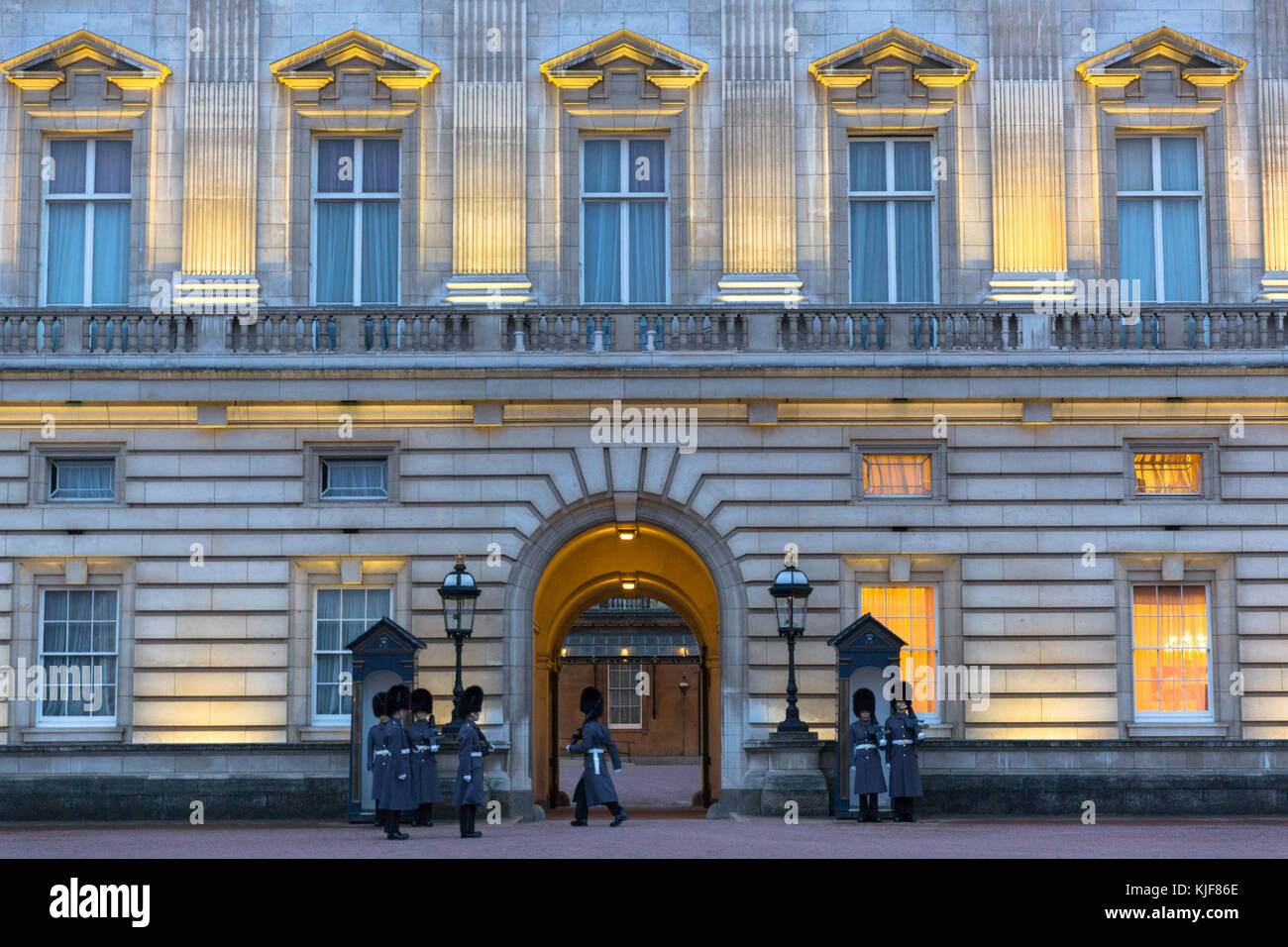 Buckingham palace facade hi-res stock photography and images - Alamy
