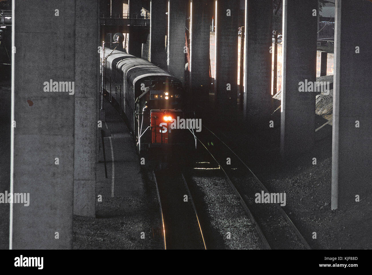 SP Commuter Trains Under the 280 Freeway 7 Photos (30889942315 Stock ...