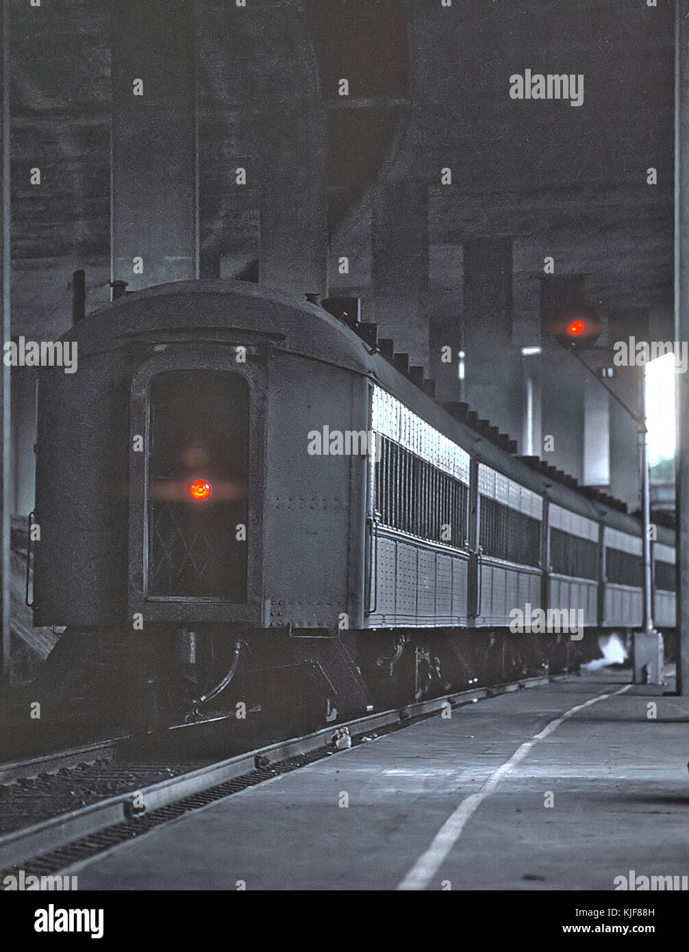 SP Commuter Trains Under the 280 Freeway 7 Photos (30853710636 Stock ...