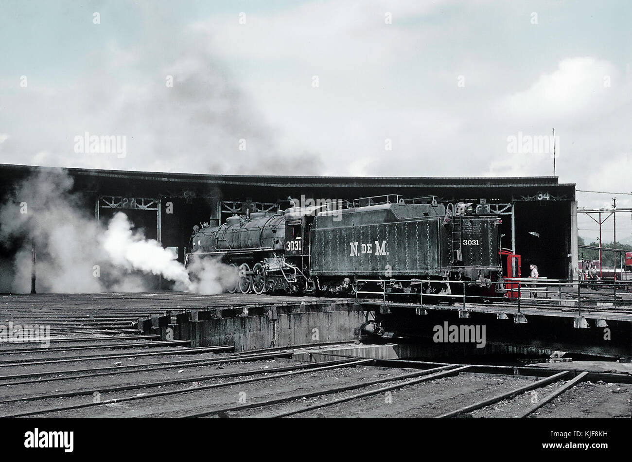 NdeM 4 8 4 Niagra 3031 backing on to the turntable at Valle de Mexico ...