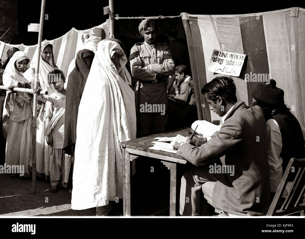 Muslim ladies waiting outside a polling booth near Jama Masjid, Delhi ...