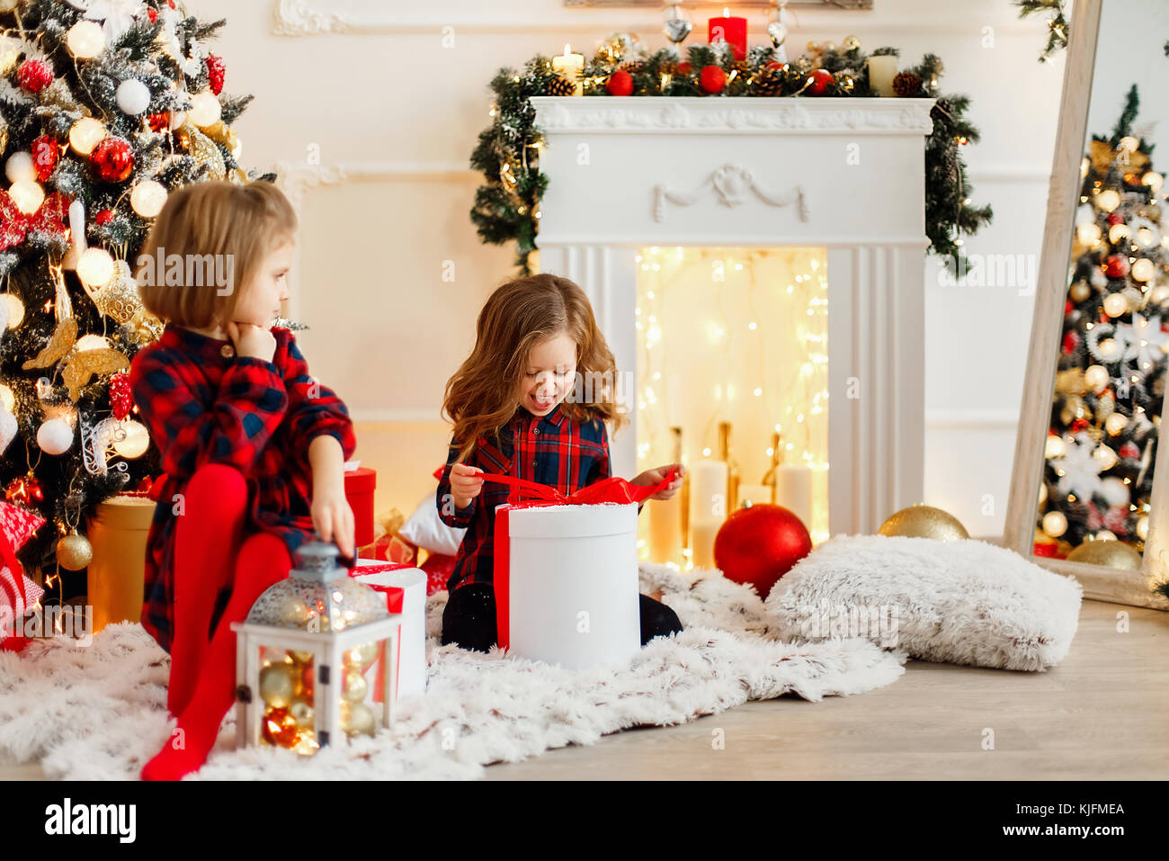 Girls opening Christmas presents Stock Photo - Alamy