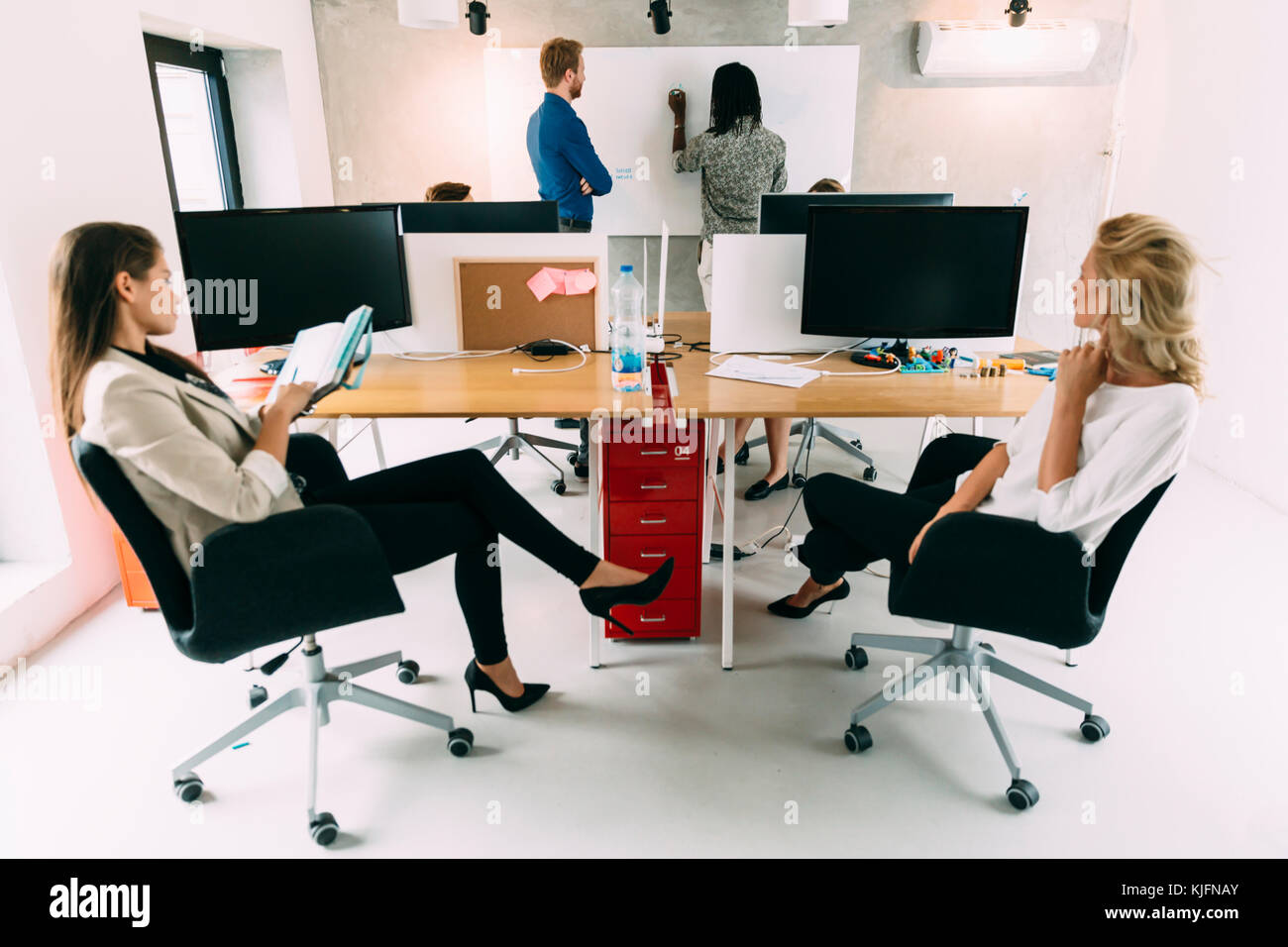 Office teamwork drawing hi-res stock photography and images - Alamy
