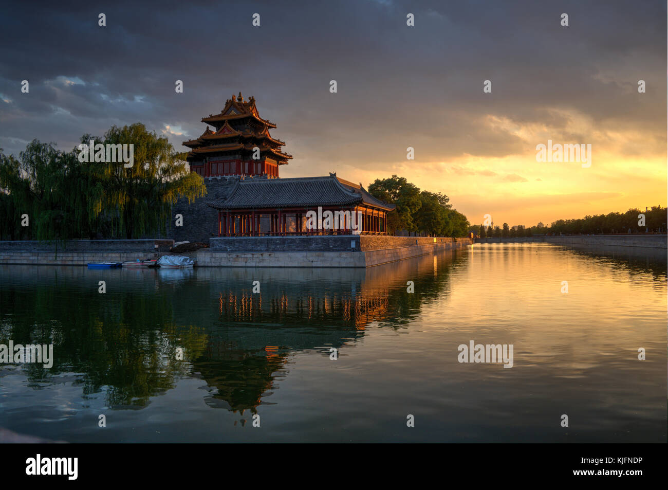 Building corner turret hi-res stock photography and images - Alamy