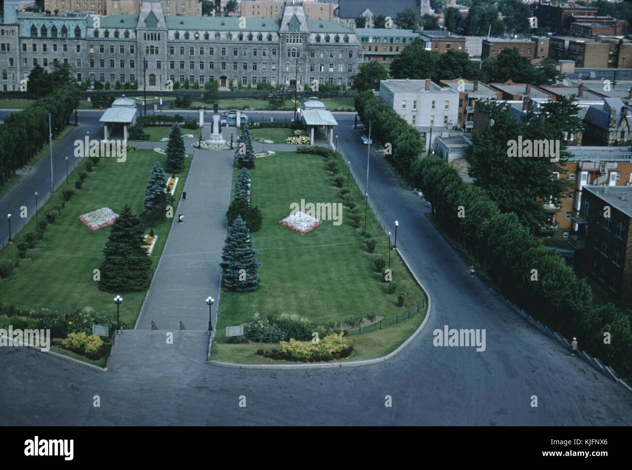 Large apartment building surrounded hi-res stock photography and images ...