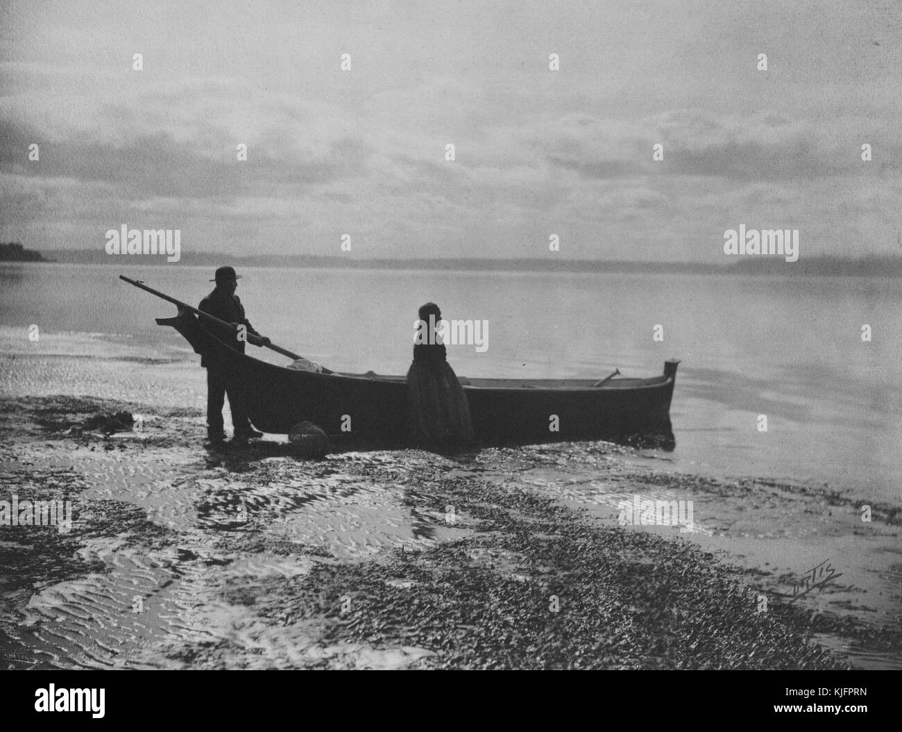 Native american canoe hi-res stock photography and images - Alamy