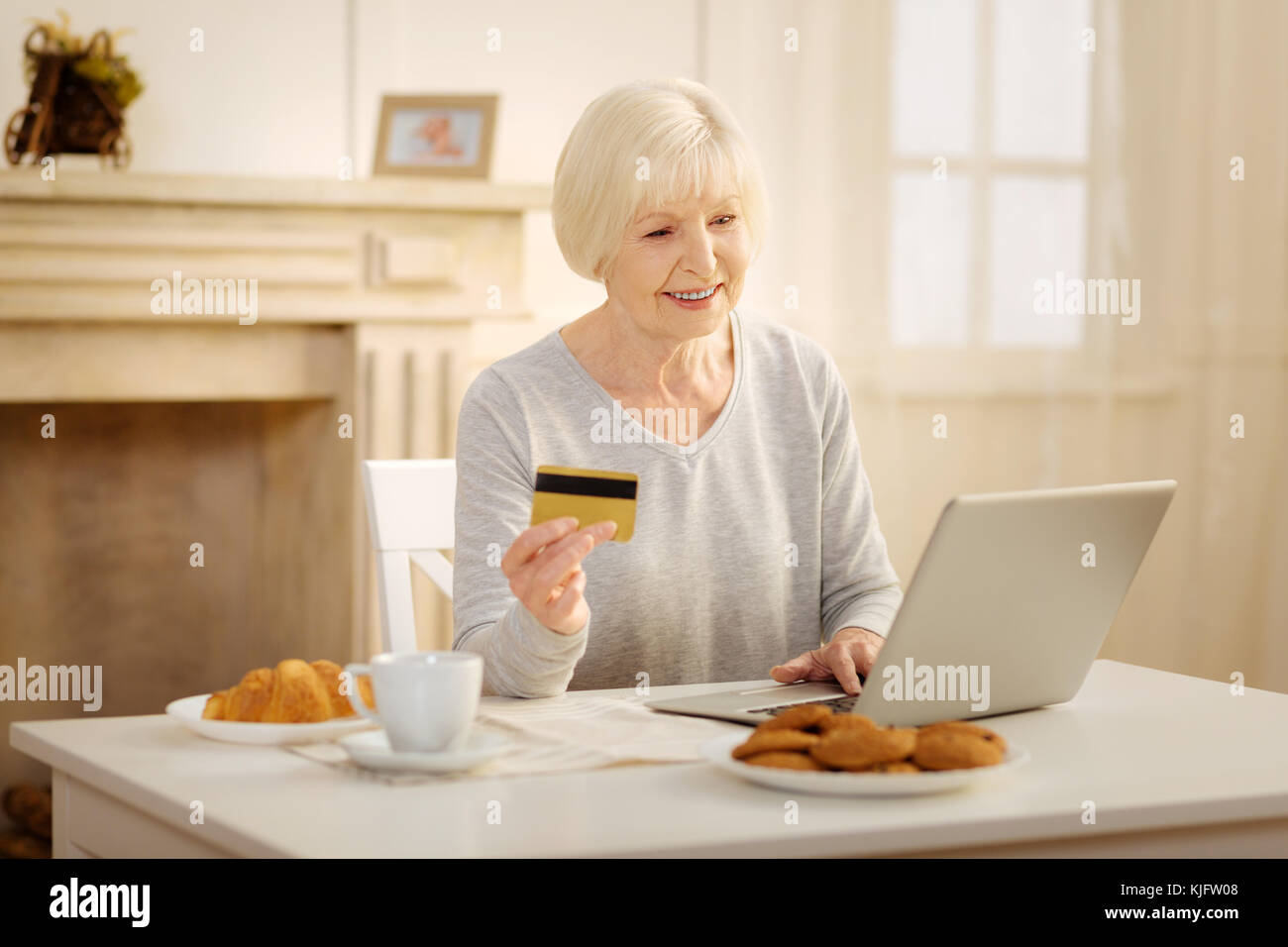 Pretty woman going to pay her order Stock Photo - Alamy