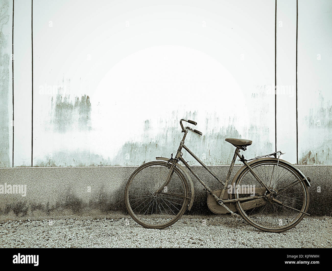 Old vintage rustic bicycle on grunge cement wall background Stock Photo ...