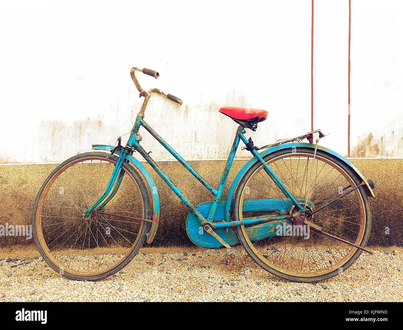 Old vintage rustic bicycle on grunge cement wall background Stock Photo ...