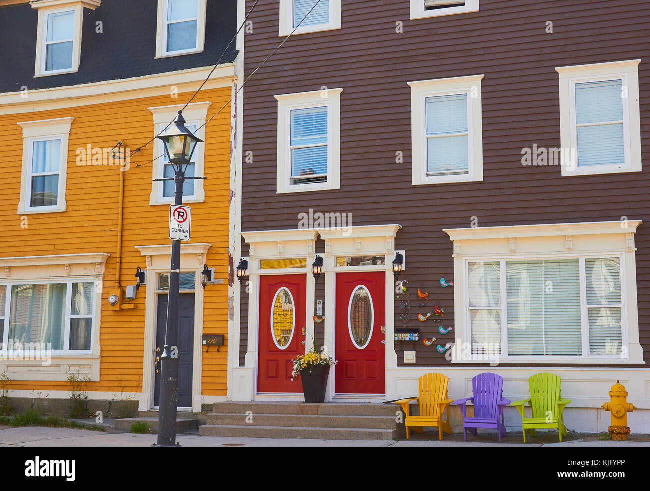 Traditional canadian house hi-res stock photography and images - Alamy