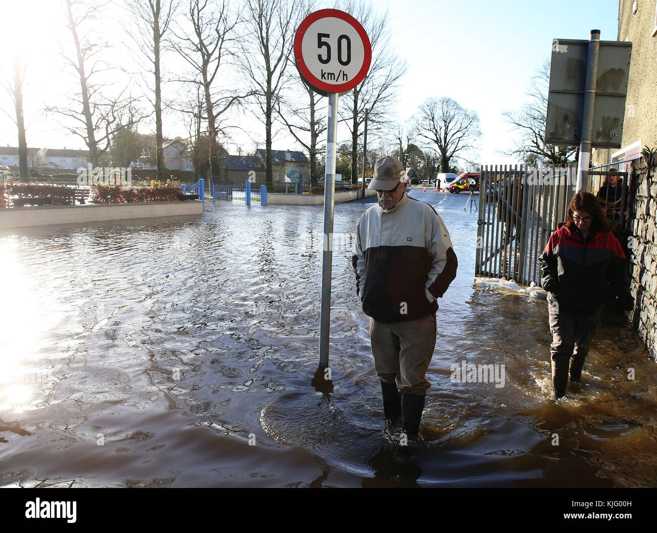 People walk through flood water hi-res stock photography and images - Alamy