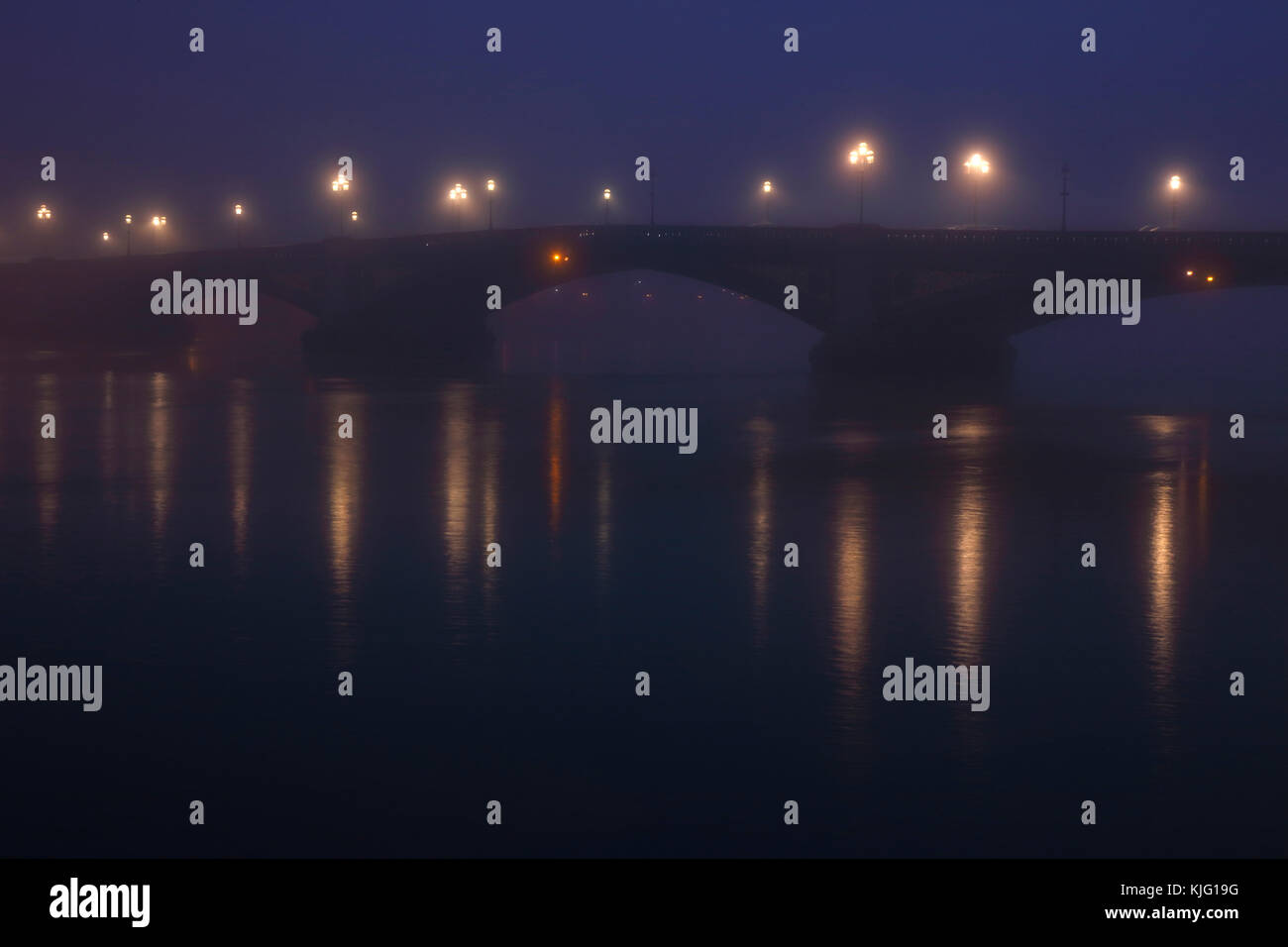 London mist night hi-res stock photography and images - Alamy