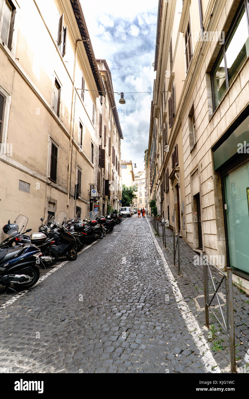 Cobblestone alleyway rome hi-res stock photography and images - Alamy