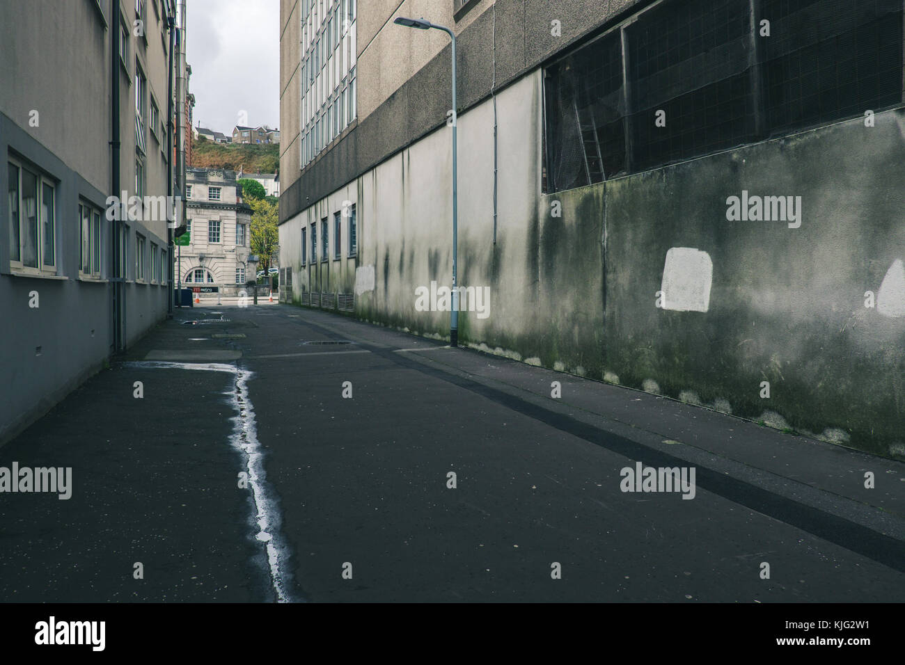 Pathway between buildings hi-res stock photography and images - Alamy