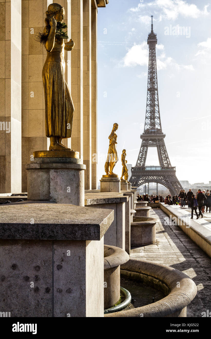 Gilded bronze statues at Palais de Chaillot and Eiffel Tower (Tour ...