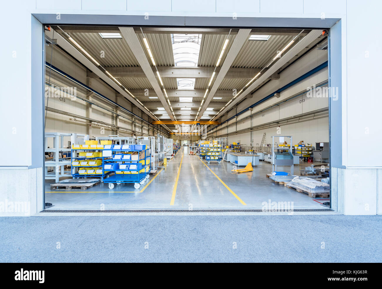 Overview factory hall hi-res stock photography and images - Alamy
