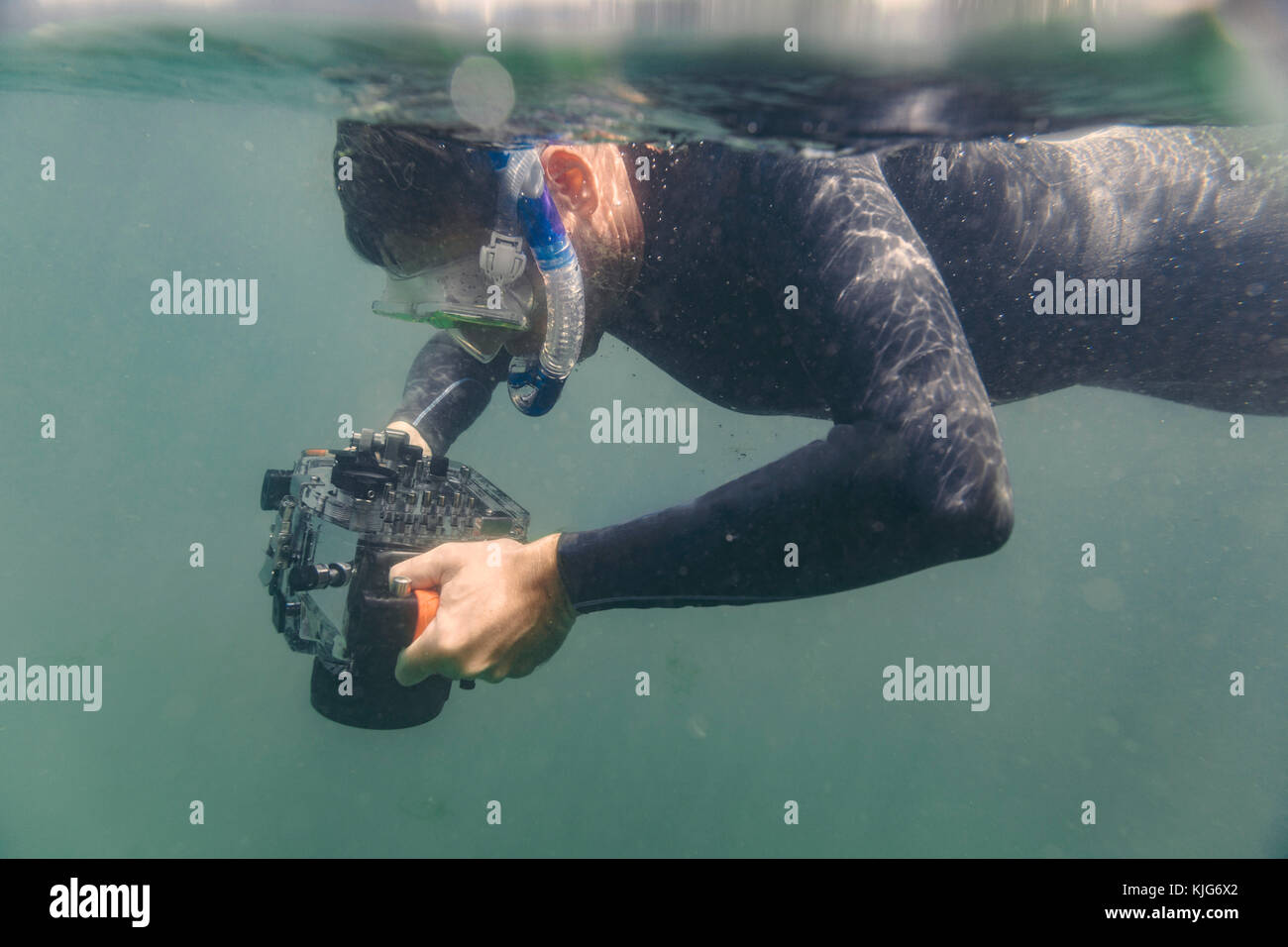 Man diving with underwater DSLR camera case Stock Photo - Alamy