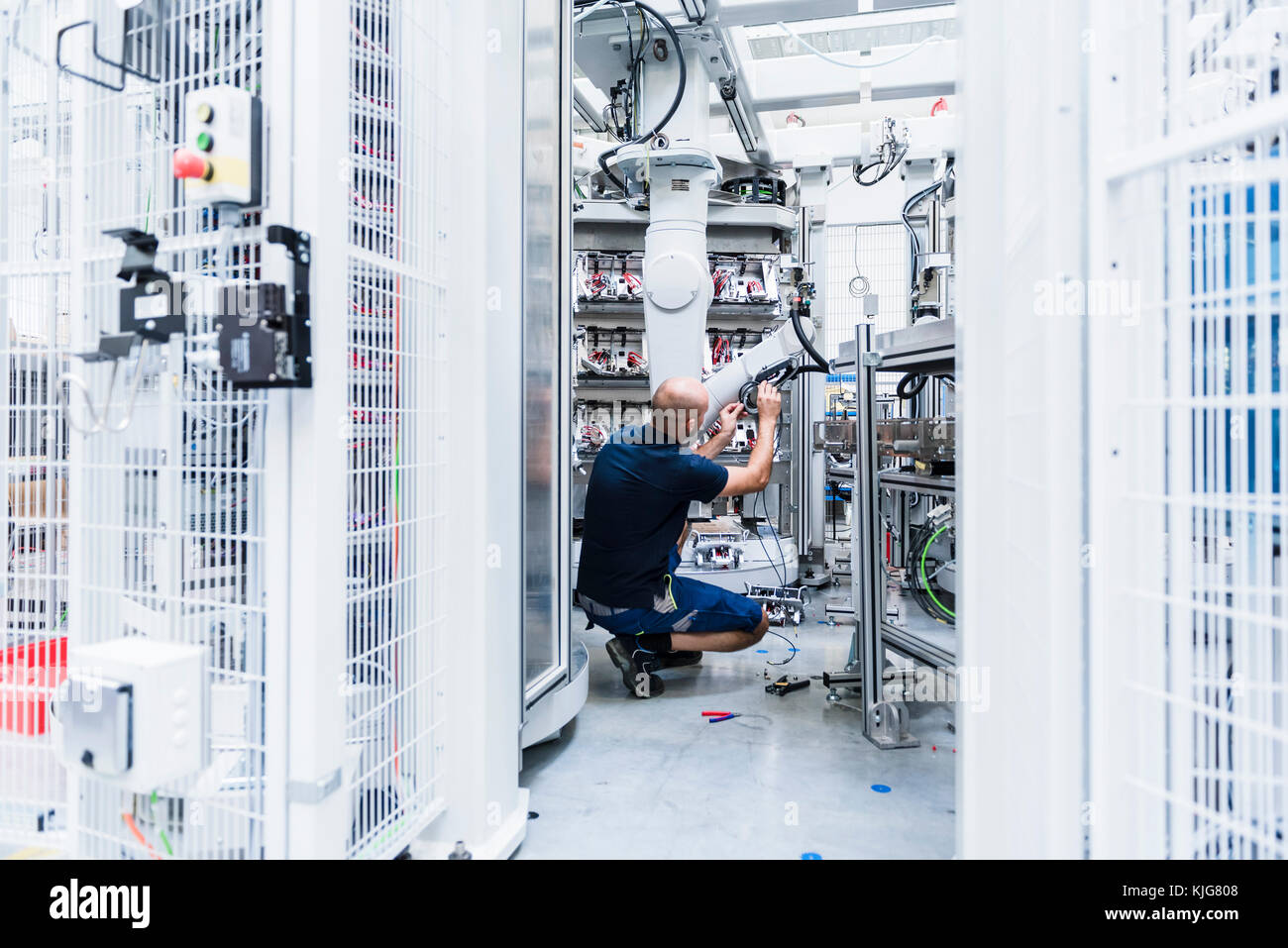 Industrial robot worker hi-res stock photography and images - Alamy