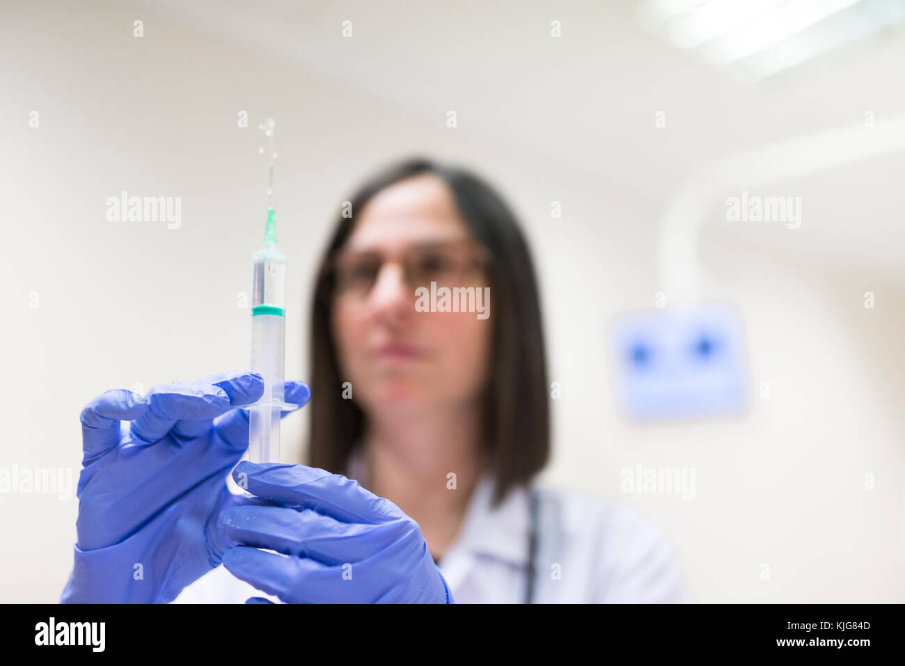 Doctor syringe preparing injection hi-res stock photography and images ...