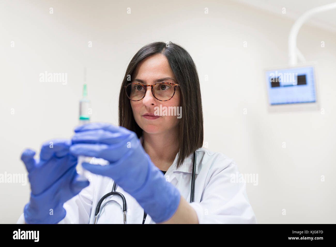 Doctor preparing syringe Stock Photo - Alamy
