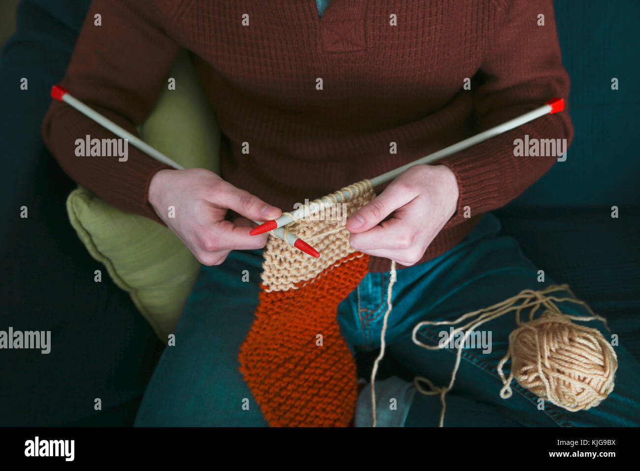 A man knitting hi-res stock photography and images - Alamy